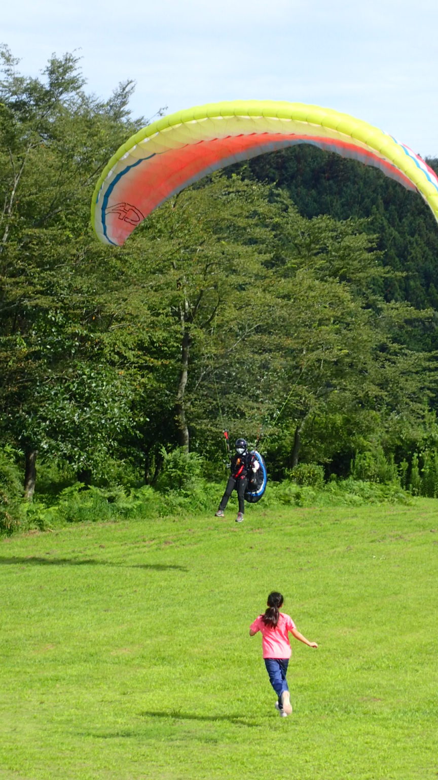 みんな飛べました！ : パラグライダーを関東で体験 | 東京に近い西東京パラグライダースクール
